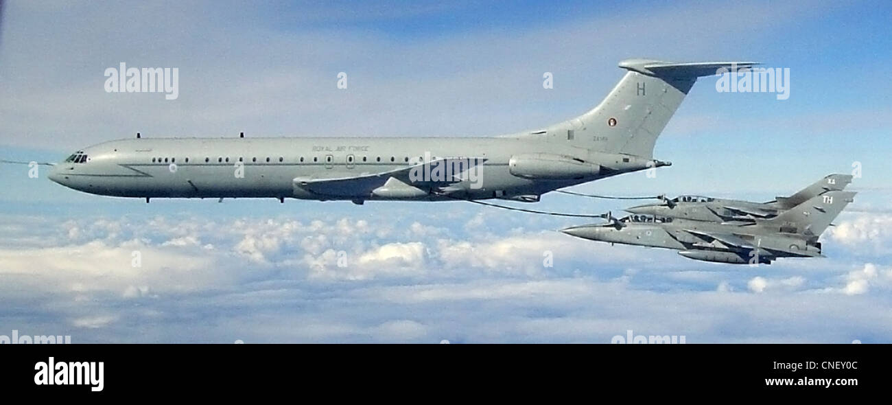 Vickers VC-10 in aerial refuelling exercise Stock Photo - Alamy