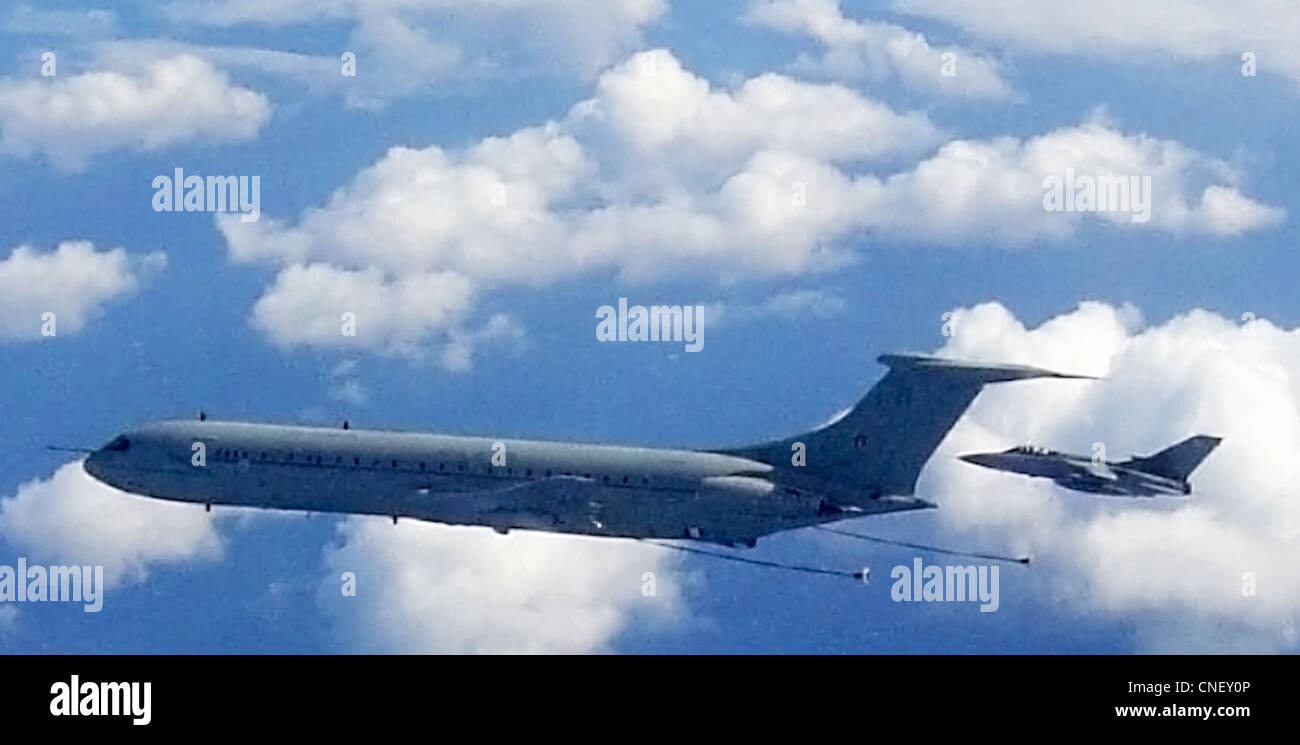 Vickers VC-10 in aerial refuelling exercise Stock Photo - Alamy
