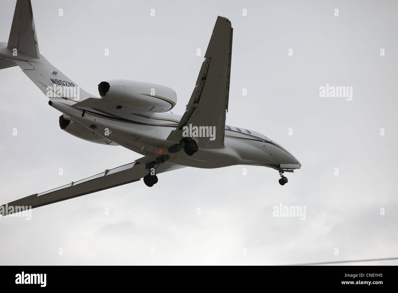 Executive Jet Landing at Pearson Airport, Toronto, Canada, Runway 24 ...