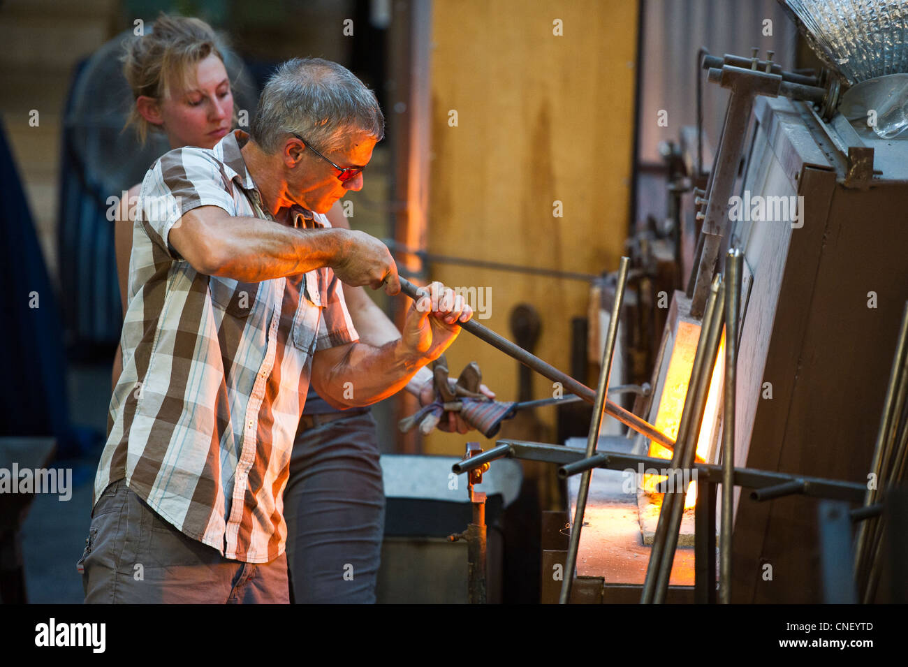 Man giving glass blowing demonstration Stock Photo - Alamy
