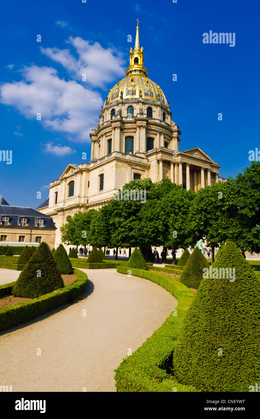 Gold-domed Chapel of Saint-Louis (burial site of Napoleon), Les ...
