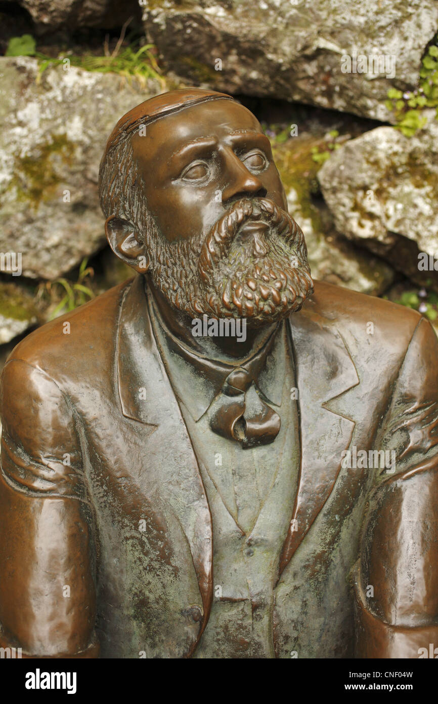 Statue of gaudi hi-res stock photography and images - Alamy