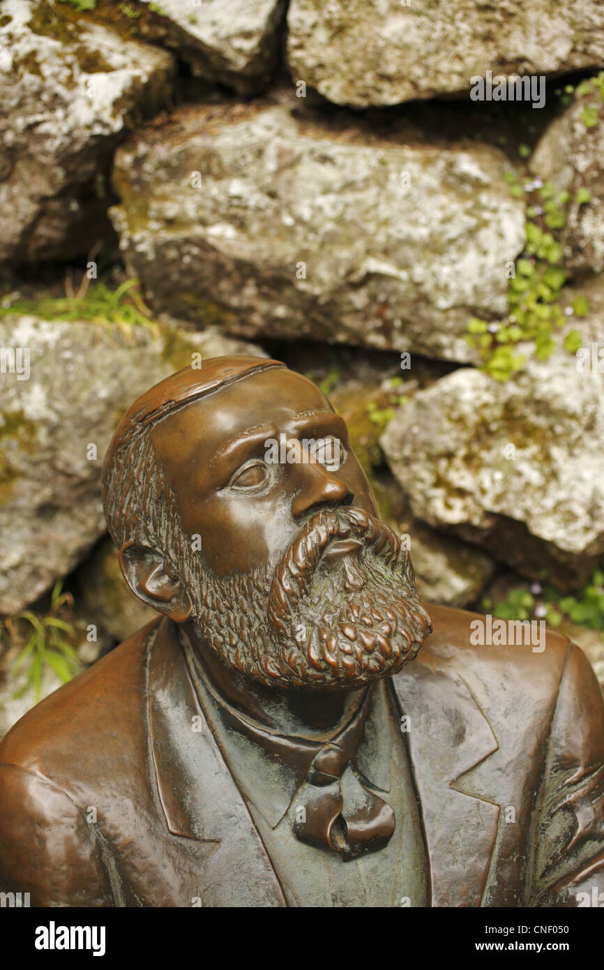 Statue of gaudi hi-res stock photography and images - Alamy