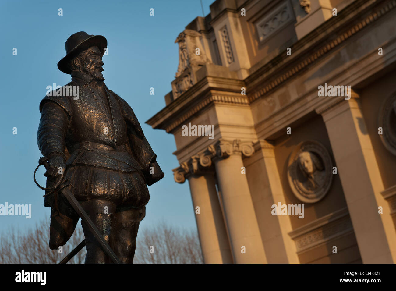 The statue of Sir Walter Raleigh Statue outside the Discover Greenwich ...