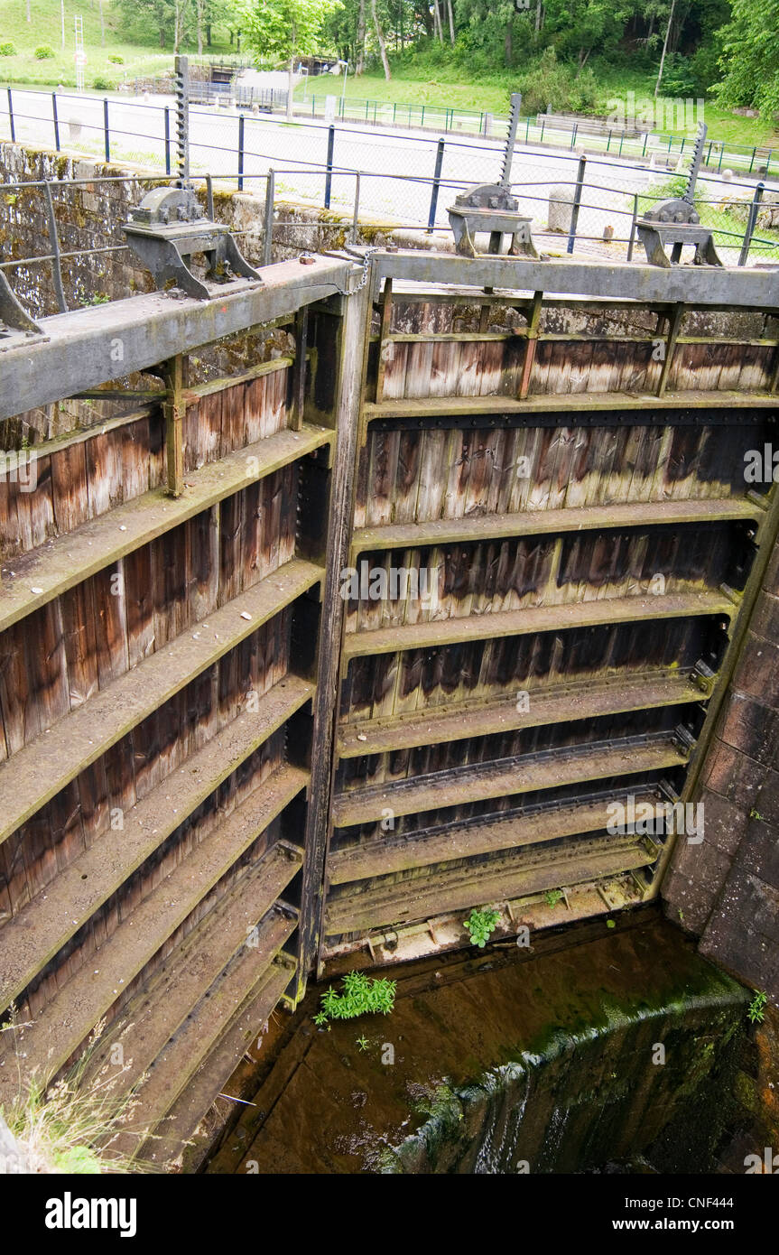 Gate holding back water hi-res stock photography and images - Alamy