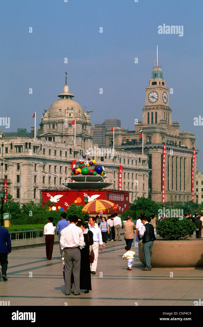China, Shanghai, Bund, riverside promenade, people, historic ...