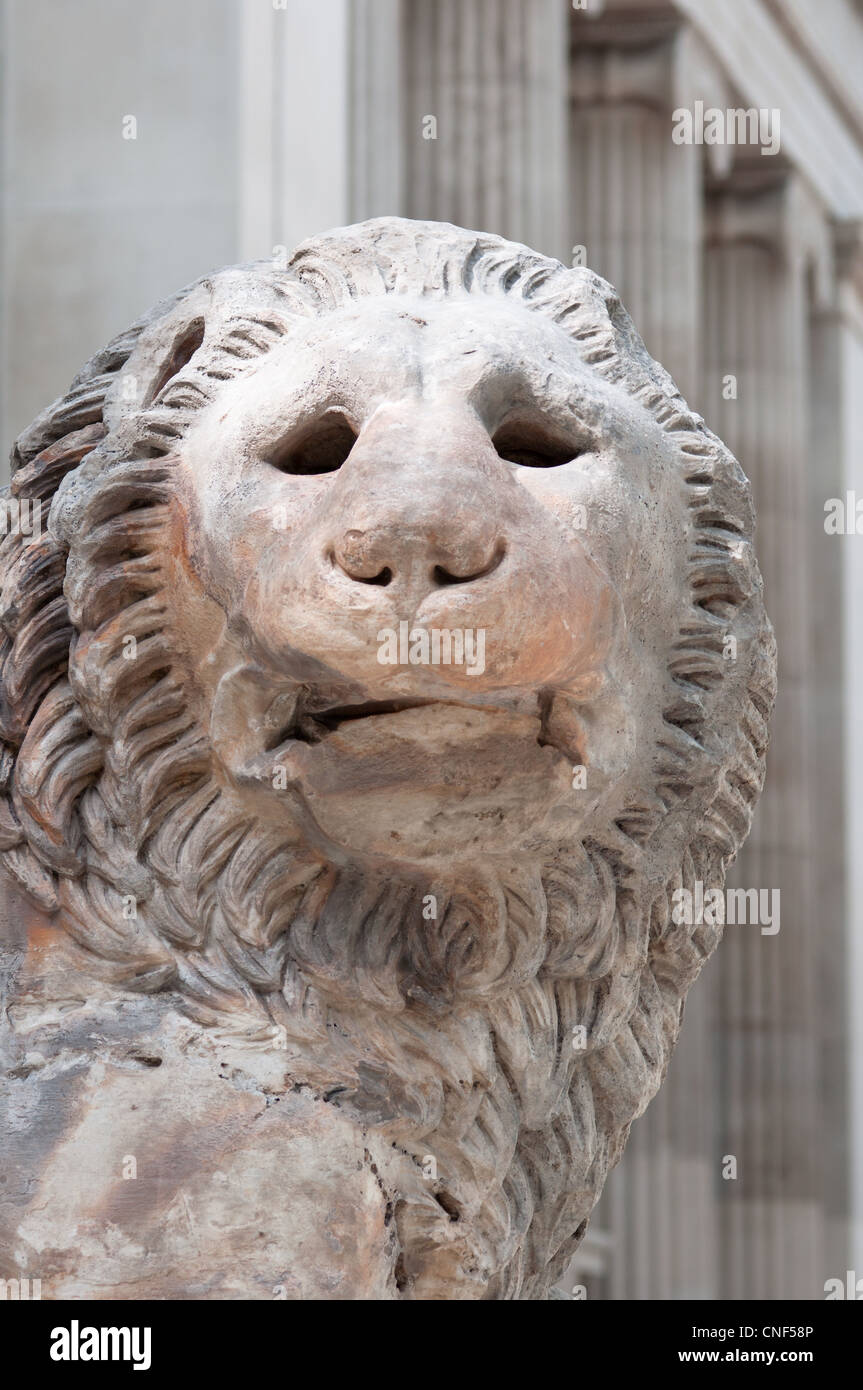 Lion statue london close up hi-res stock photography and images - Alamy