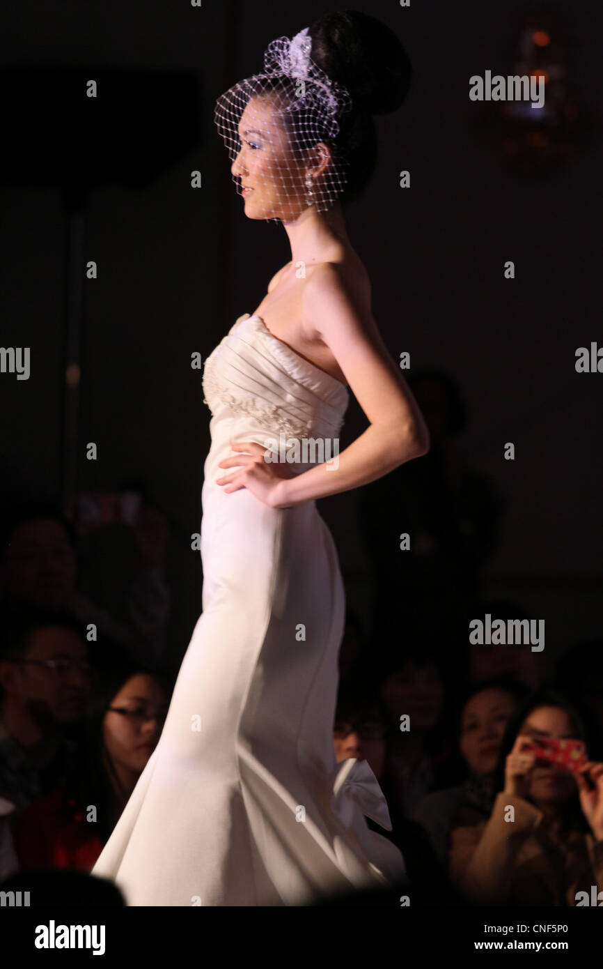 chinese bride side profile white dress asian Stock Photo - Alamy