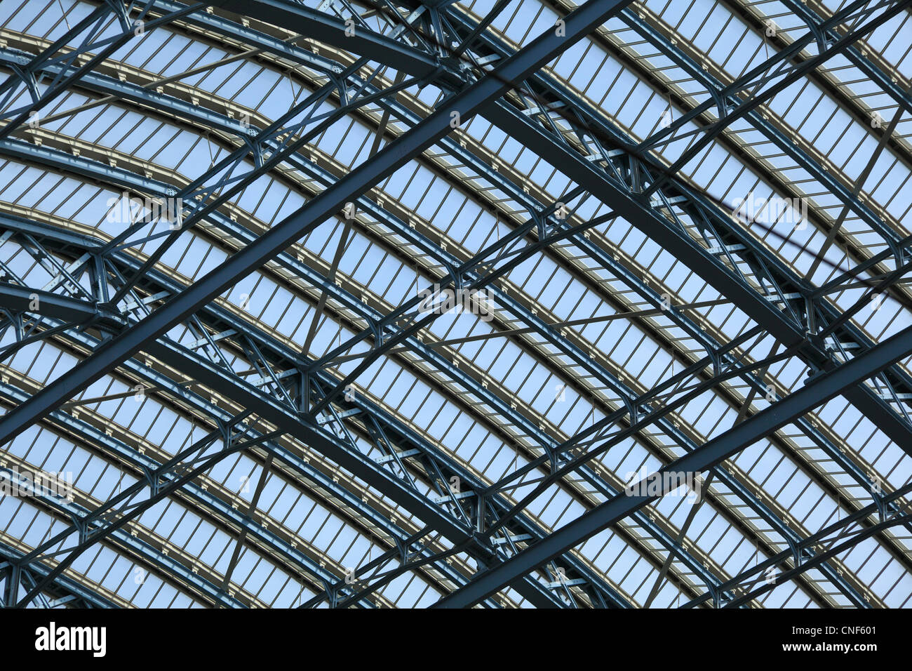 Wrought iron roof structure of Paddington railway station Stock Photo ...