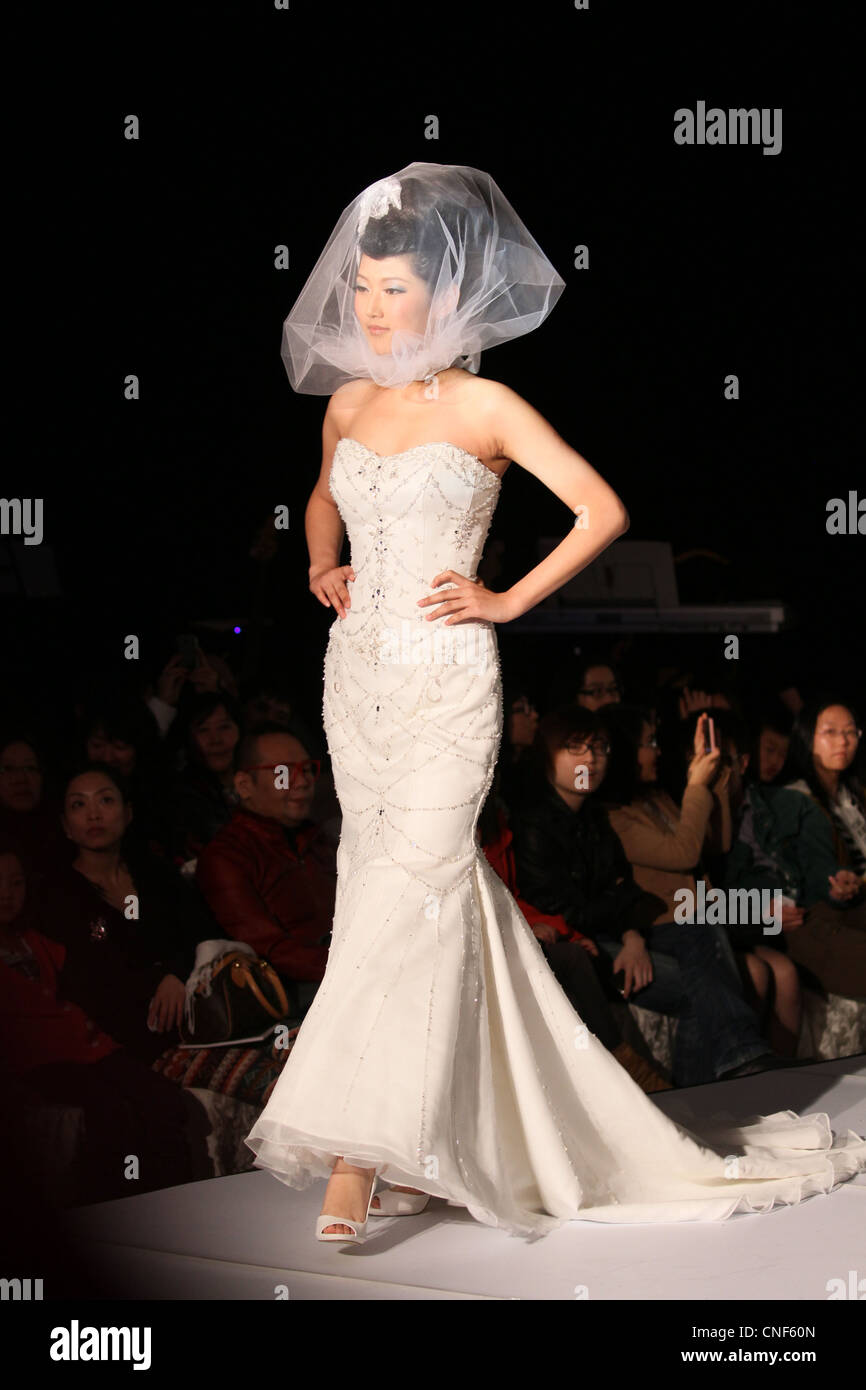 chinese bride bridal dress white walking young Stock Photo - Alamy