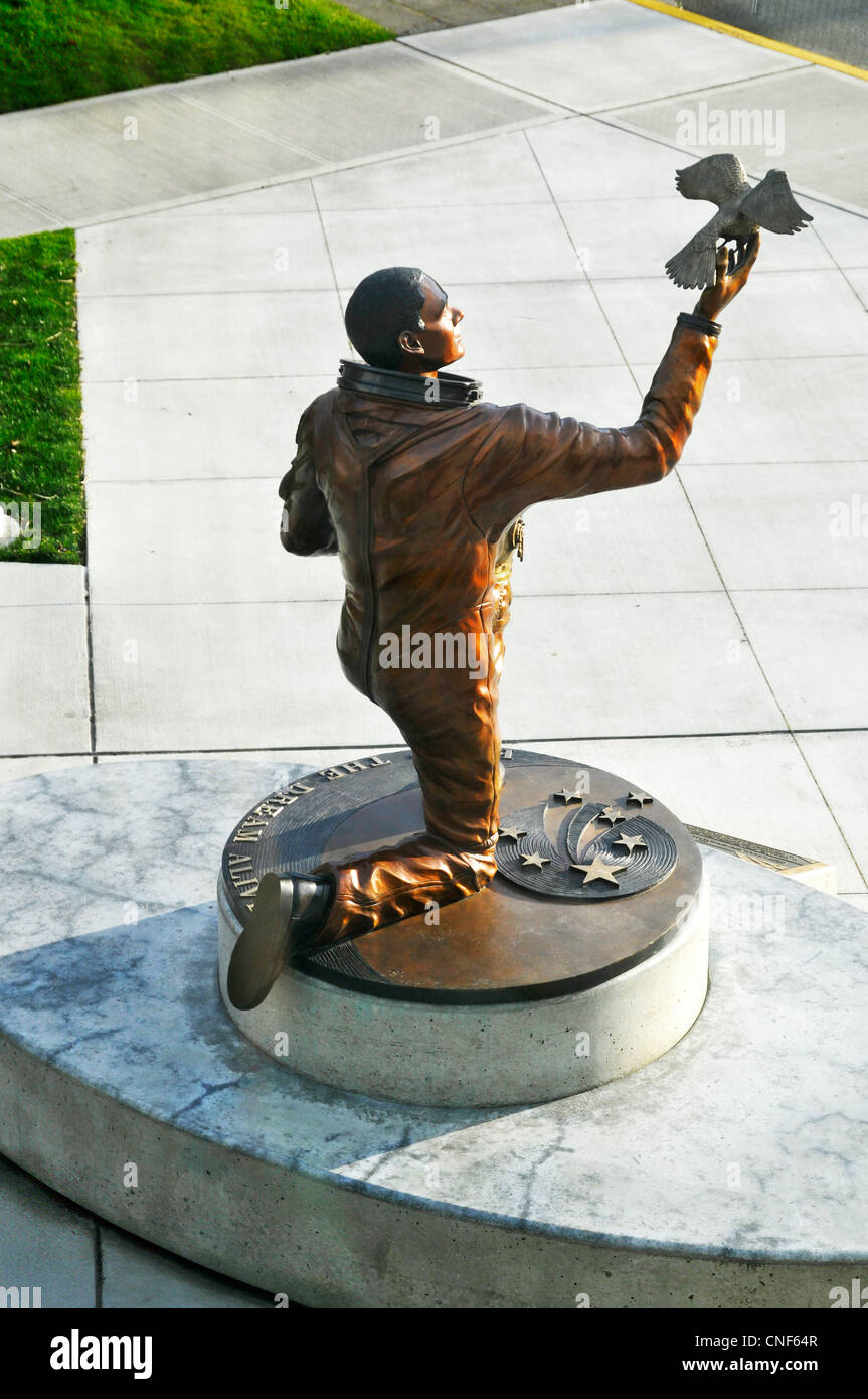 Statue of astronau hi-res stock photography and images - Alamy