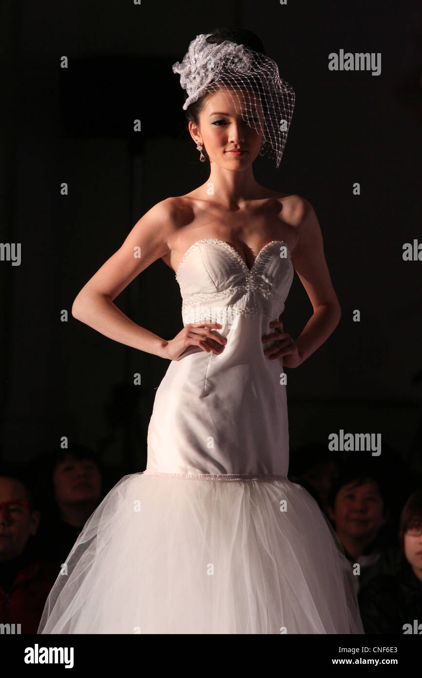 asian chinese bride white bridal dress Stock Photo - Alamy