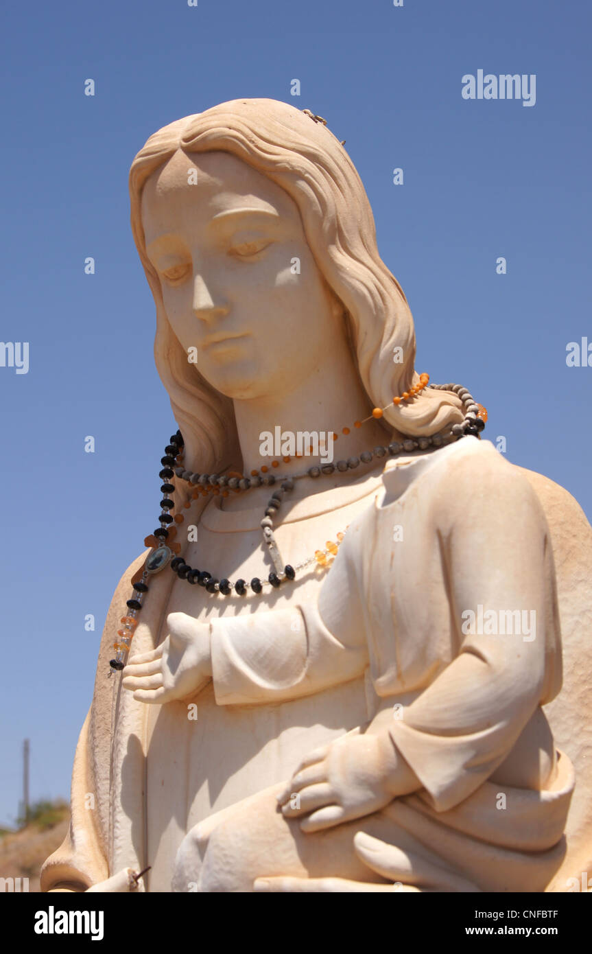 United nations statue hi-res stock photography and images - Alamy
