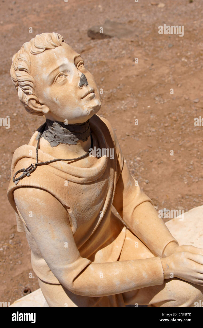 United nations statue hi-res stock photography and images - Alamy