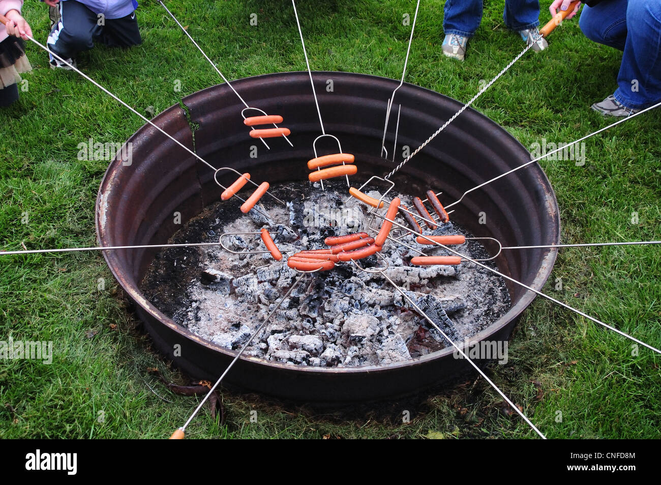 Roasting hot dogs at campfire hi-res stock photography and images - Alamy