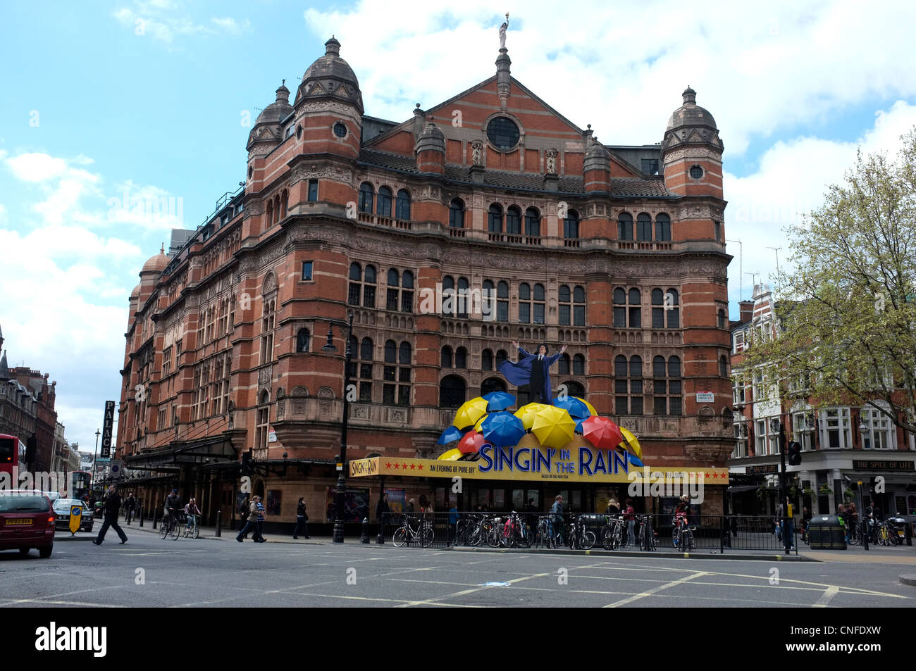 Cambridge circus london hi-res stock photography and images - Alamy