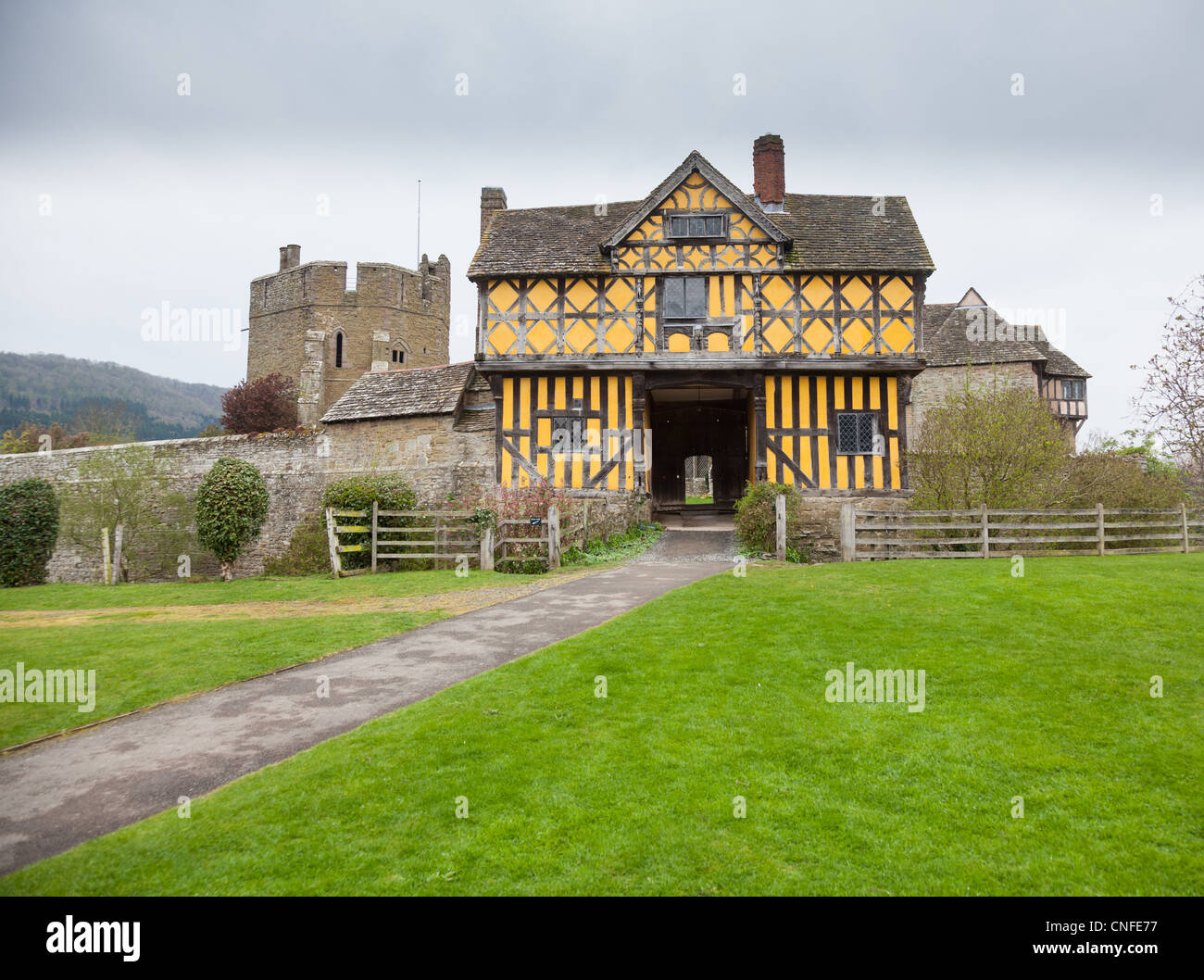 Elizabethan fortified manor house gatehouse hi-res stock photography ...