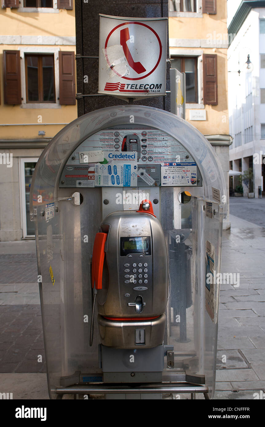 Italian public telephone Stock Photo - Alamy
