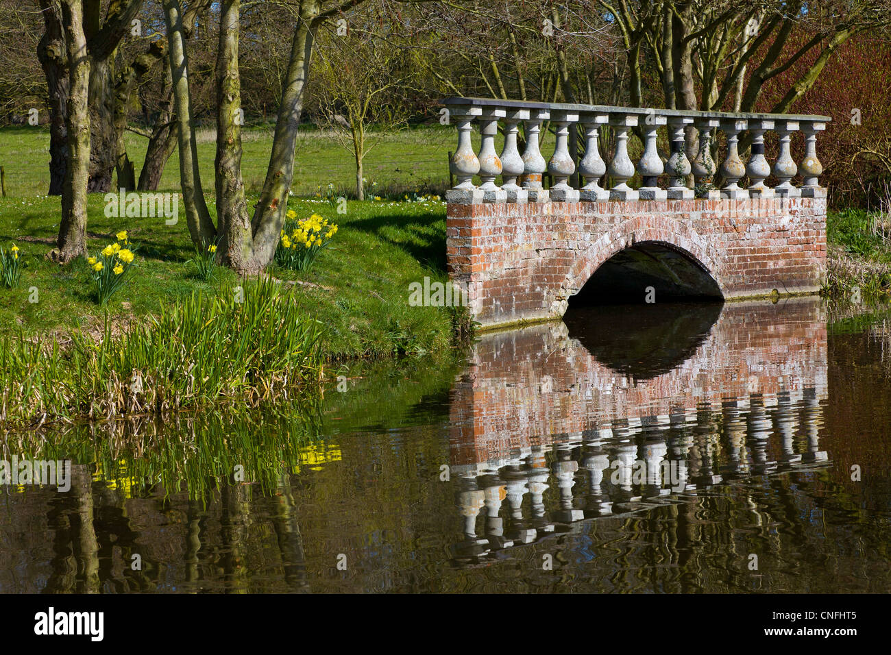 Bridge parapet hi-res stock photography and images - Alamy