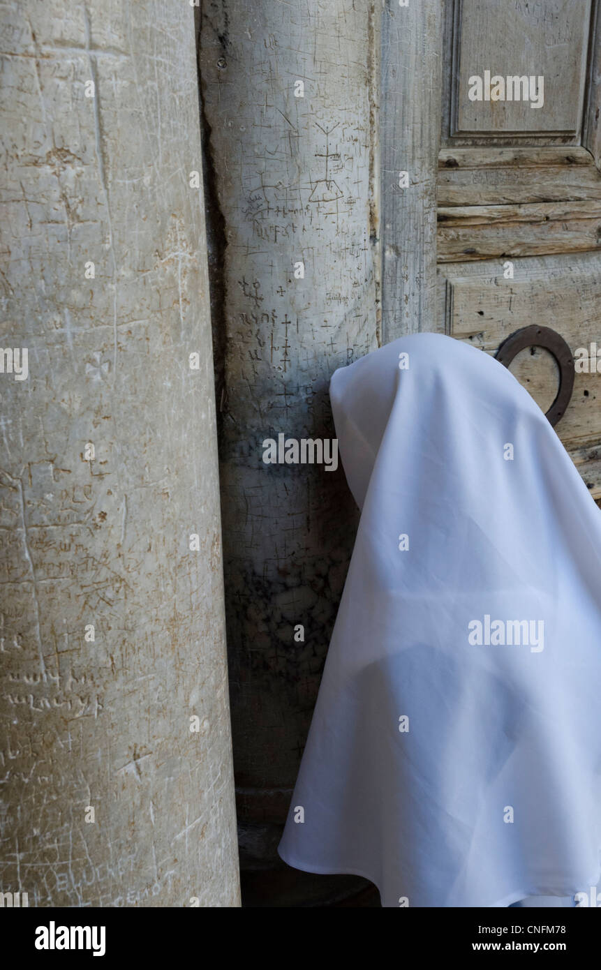 Nun praying hi-res stock photography and images - Alamy