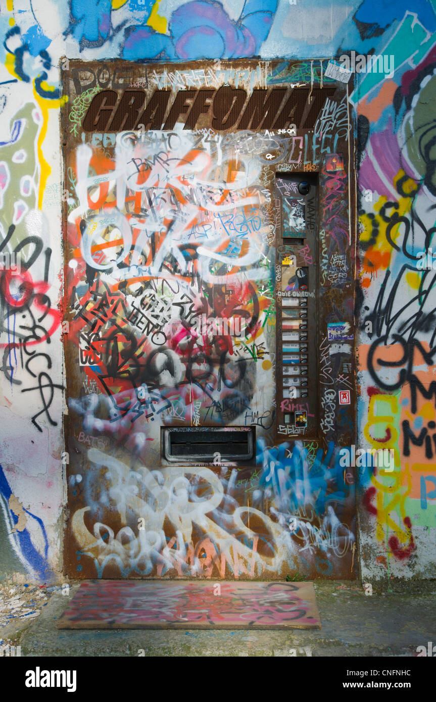 Graffiti vending machine hi-res stock photography and images - Alamy