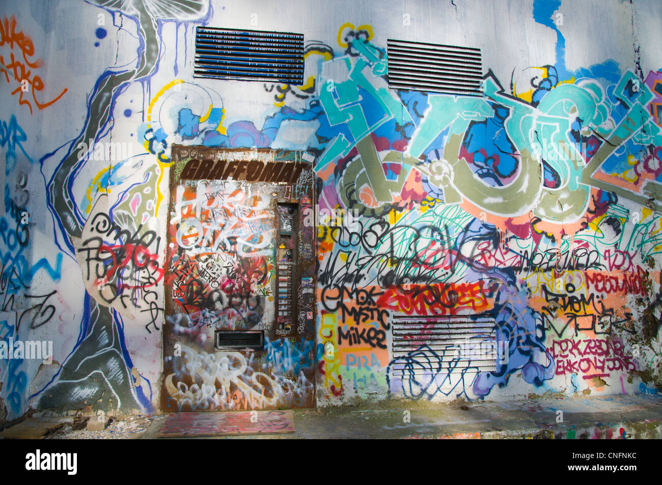 Graffiti vending machine hi-res stock photography and images - Alamy