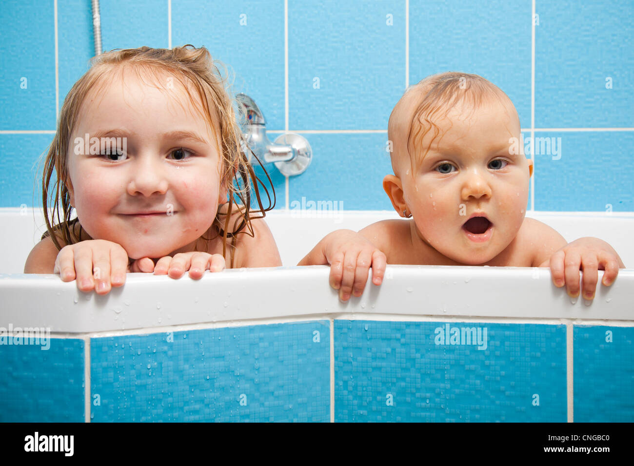 two children in bath Stock Photo - Alamy