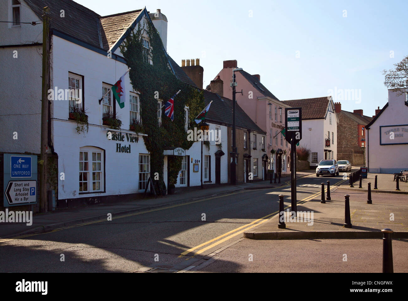 Cottages and Pubs in Bridge Street close to the ancient castle at ...