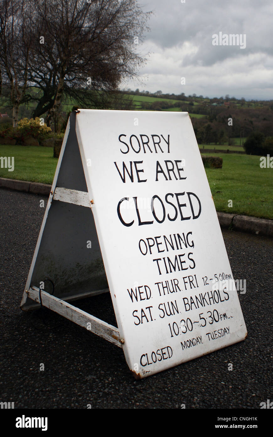 White closed sign hi-res stock photography and images - Alamy