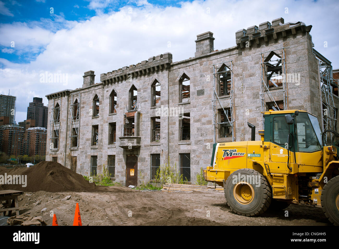 The ruins of the Smallpox Hospital on Roosevelt Island in New York ...