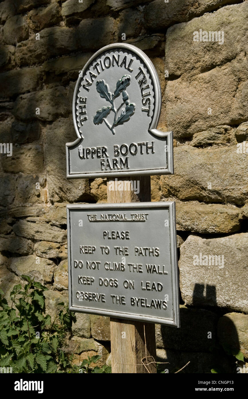 Upper Booth Farm on the Pennine Way near Edale in the Peak District ...