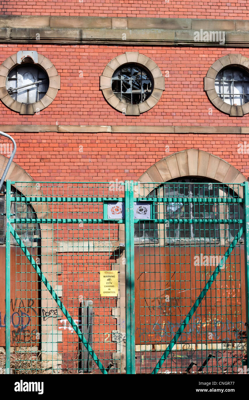Derelict red brick factory building hi-res stock photography and images ...