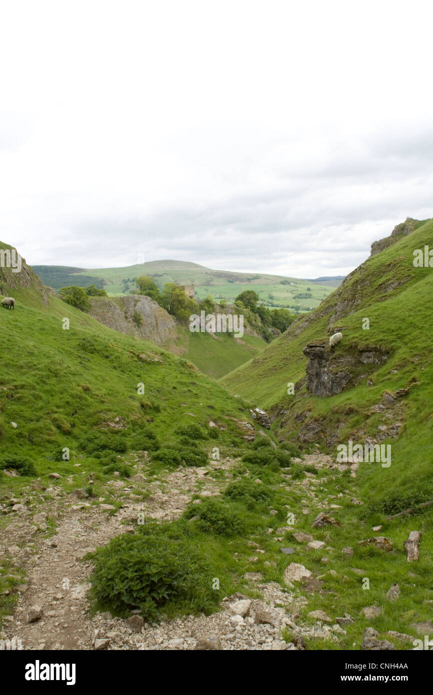 Peveril Castle from Cavedale above Castleton in the Peak District ...