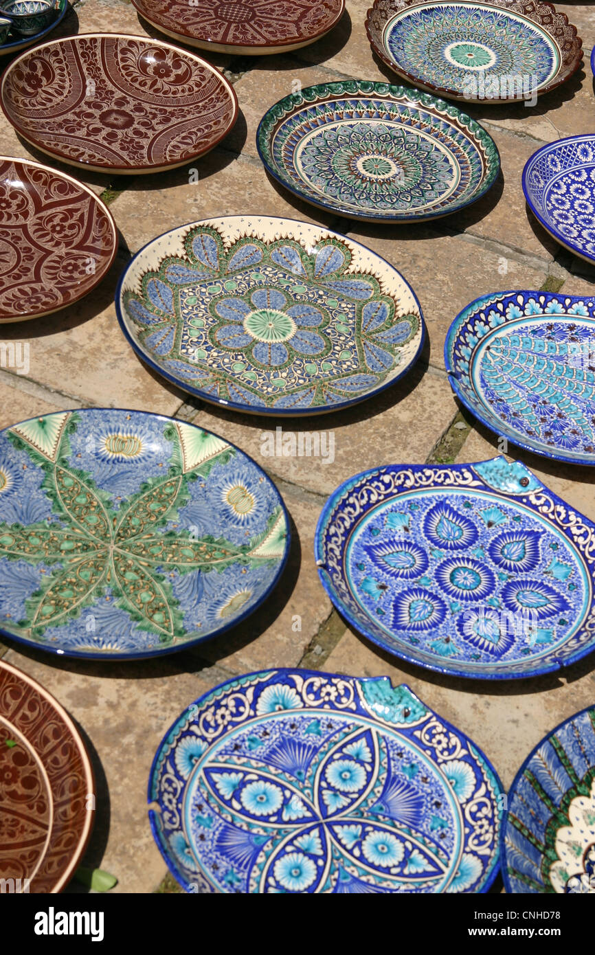 Souvenirs of plates and pottery in samarkand hi-res stock photography ...