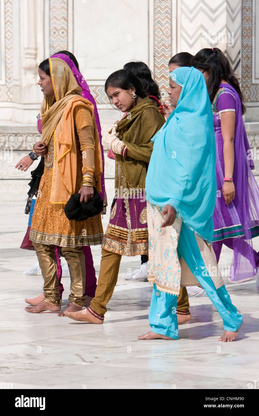 Women visiting the taj mahal hi-res stock photography and images - Alamy