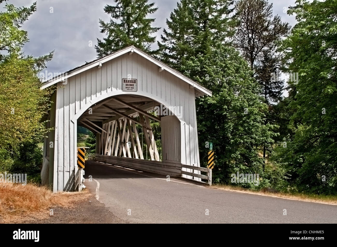 This old white covered bridge is in rural Linn County, Hannah Bridge ...