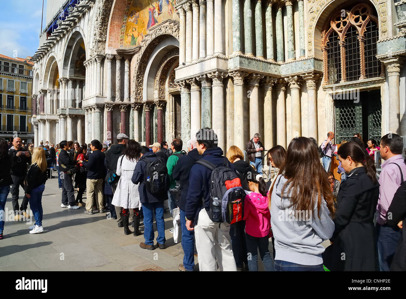 Piazza SAn Marco, Venice : line of tourists waiting to visit the ...