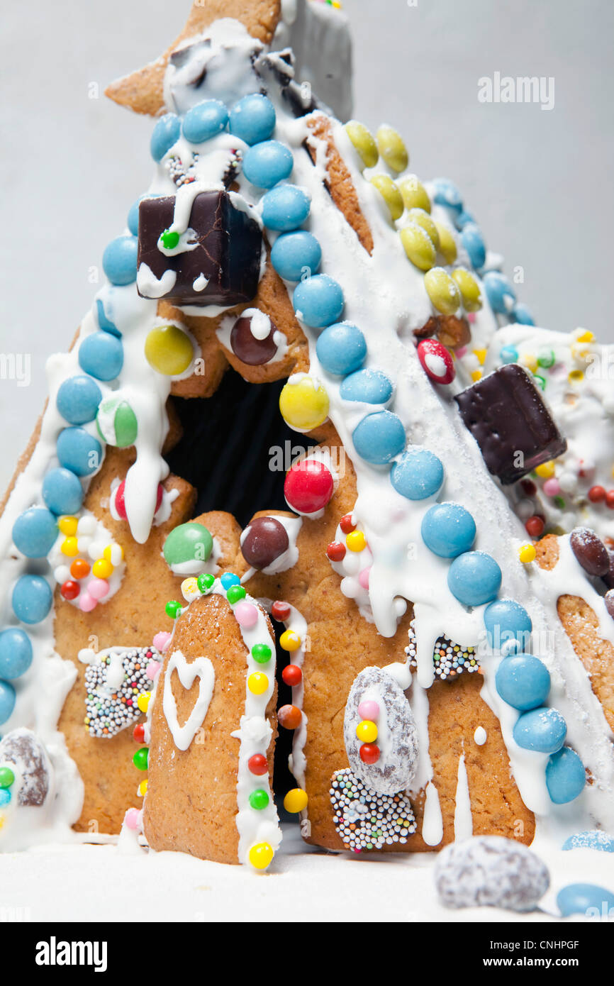 Gingerbread cake cottage hi-res stock photography and images - Alamy