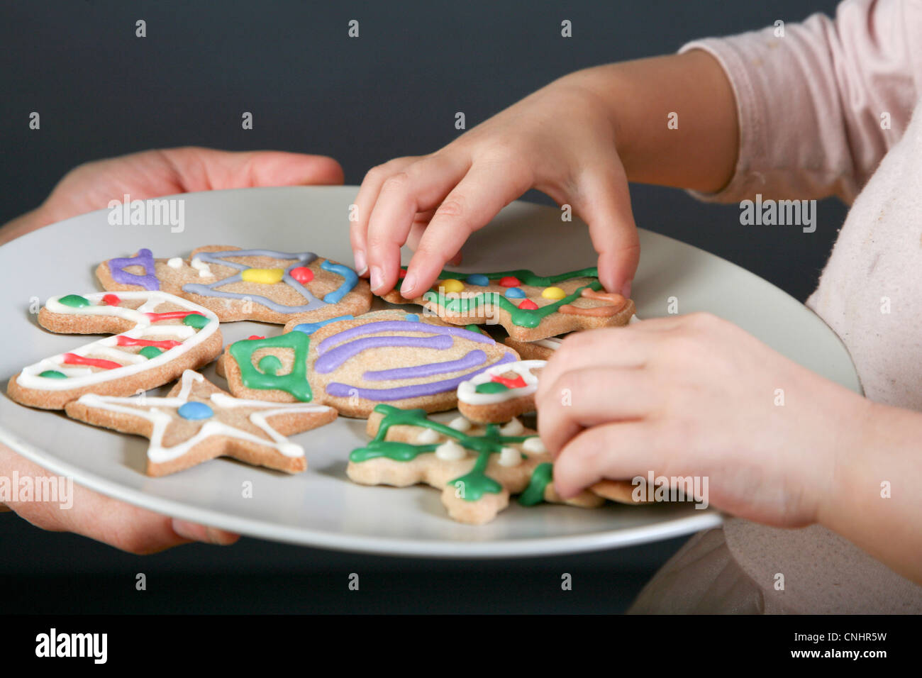Children sharing cookie hi-res stock photography and images - Alamy
