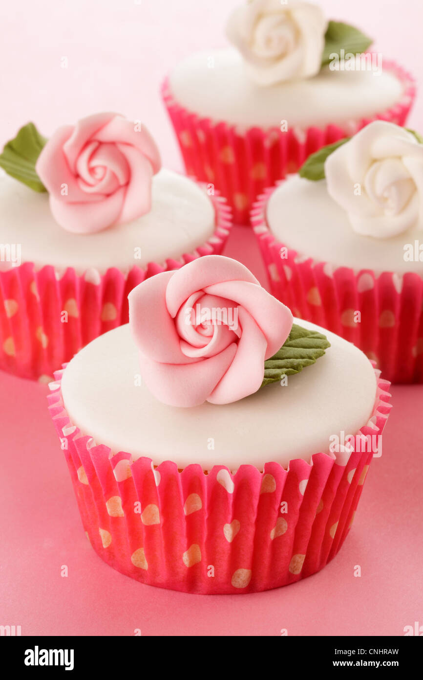 Pink iced cake hi-res stock photography and images - Alamy