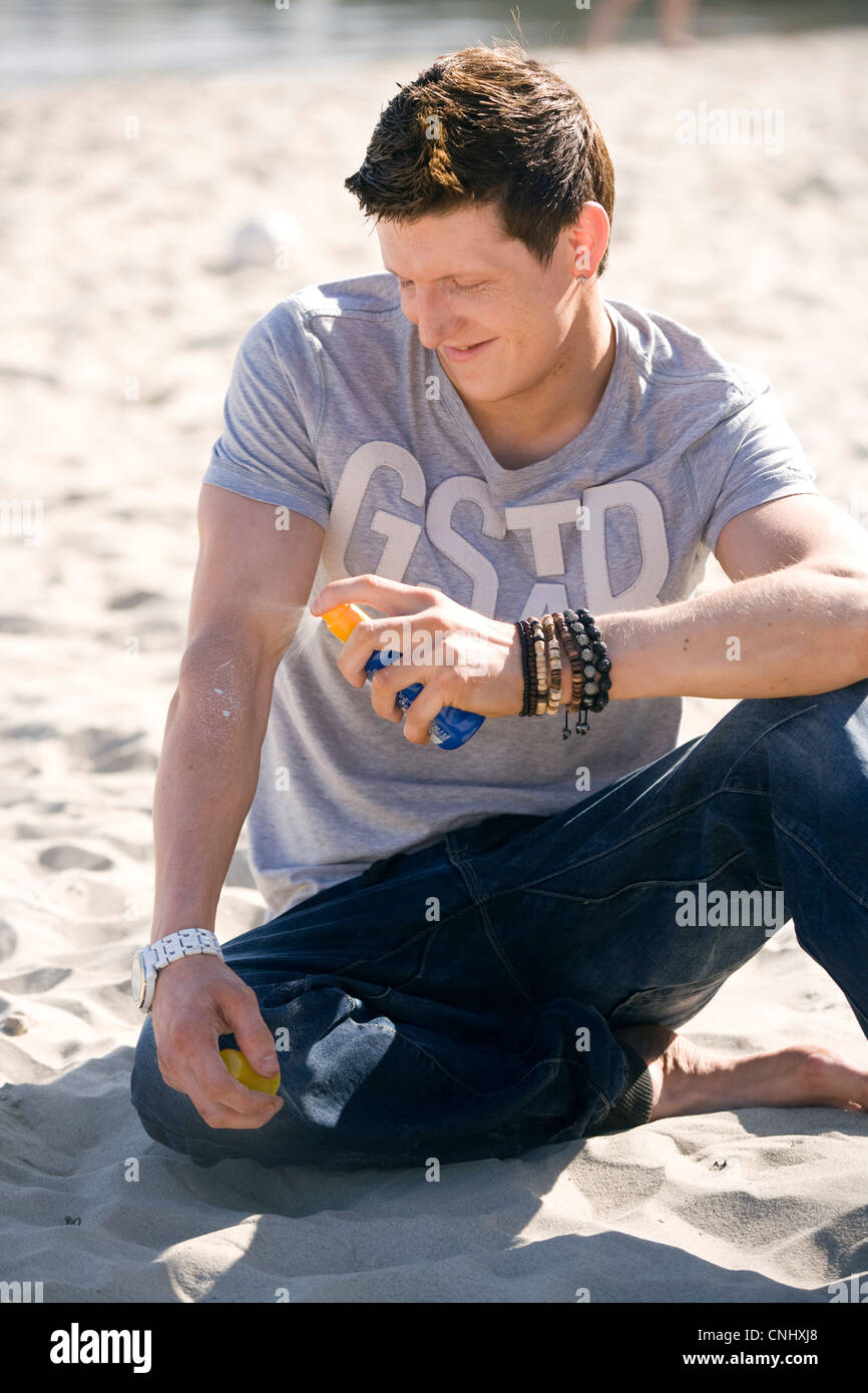 Man applying suntan lotion woman hi-res stock photography and images ...