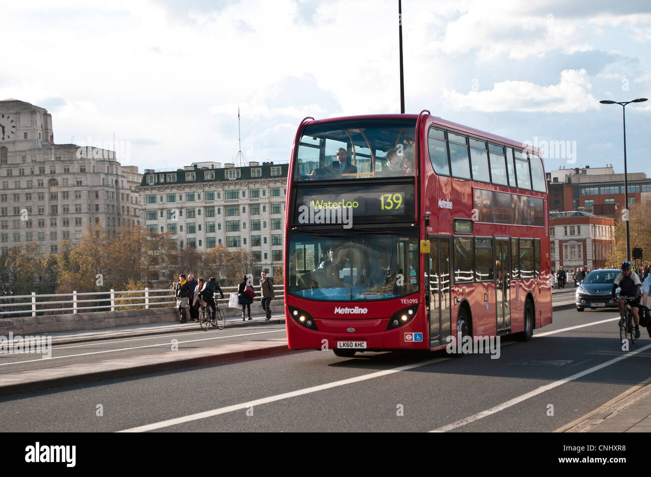 Bus 139 waterloo bridge hi-res stock photography and images - Alamy