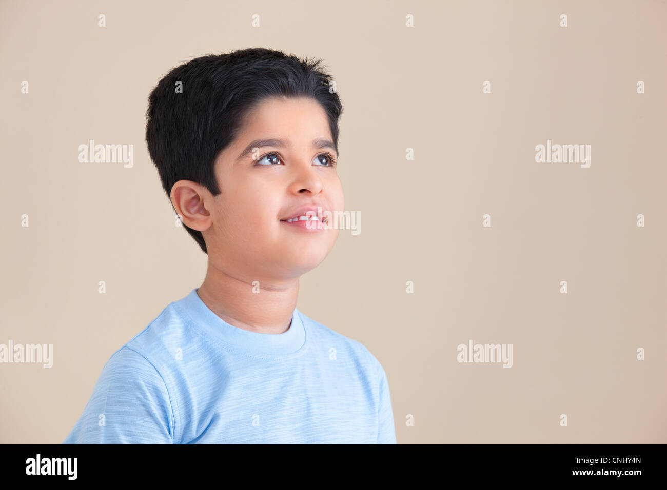 Young boy looking up Stock Photo - Alamy