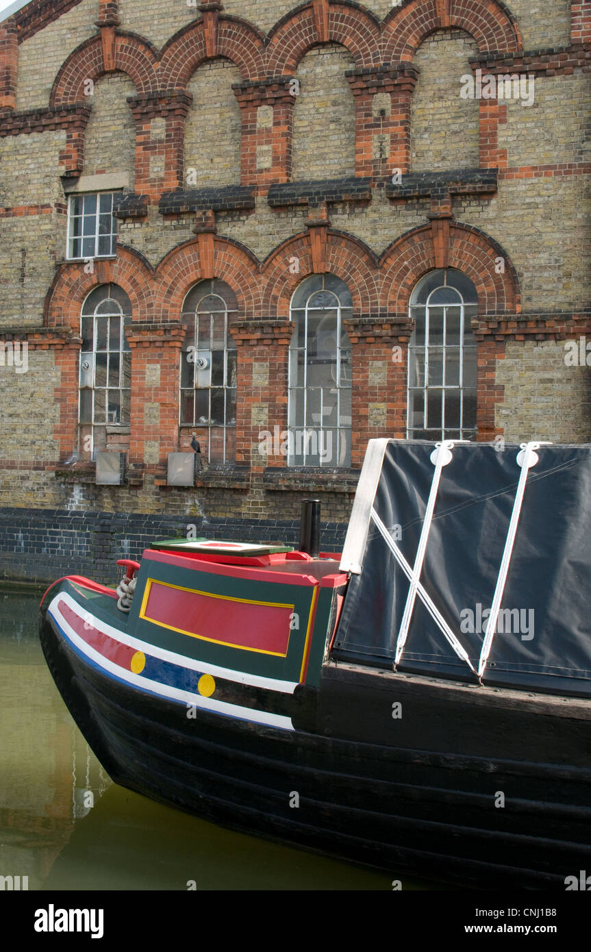 Traditional working narrowboat hi-res stock photography and images - Alamy
