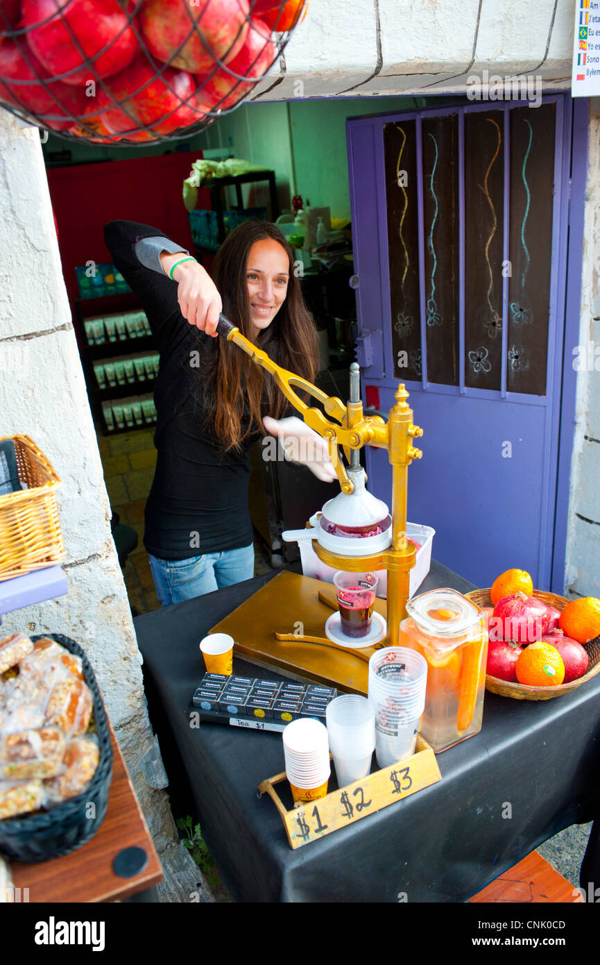 Middle east woman fruits hi-res stock photography and images - Alamy