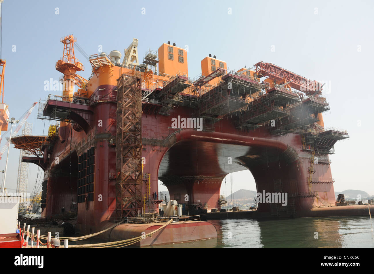 Very big oil rig assembly in china shipyard Stock Photo - Alamy