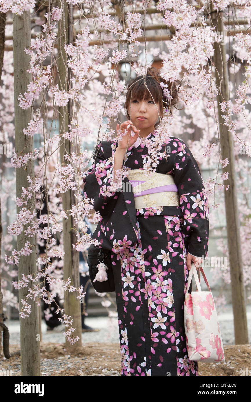 Japanese teenager wearing kimono hi-res stock photography and images ...