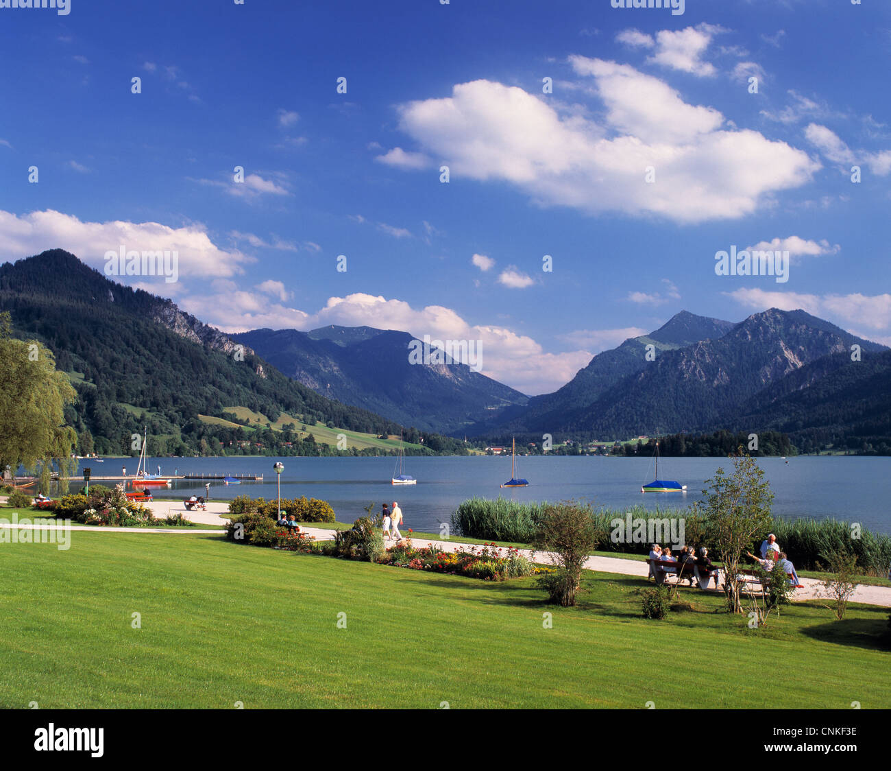 Seeuferpromenade von Schliersee in Oberbayern, See mit Alpenpanorama ...