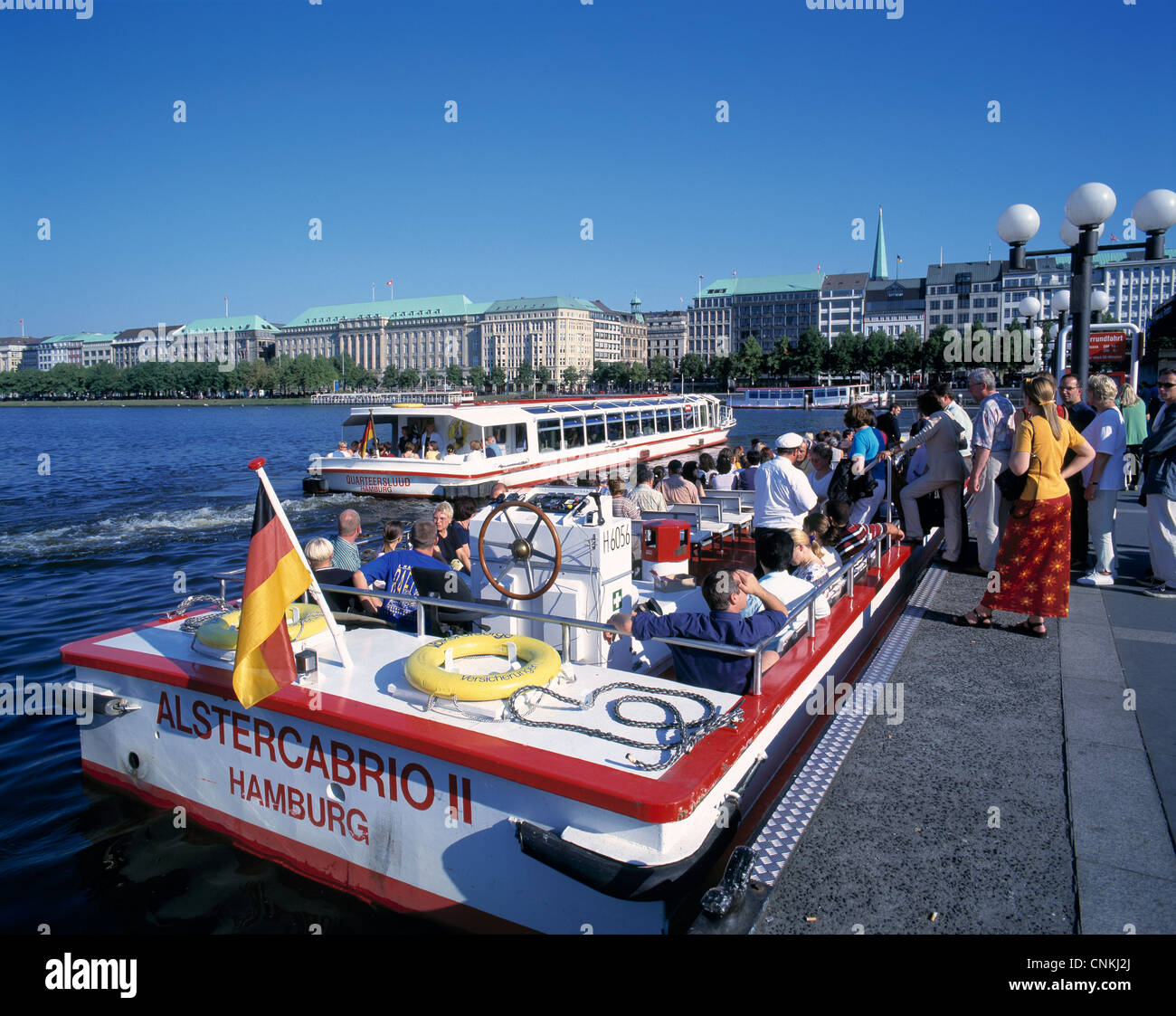 Ausflugsschiffe mit Touristen auf der Binnenalster in Hamburg, Blick ...