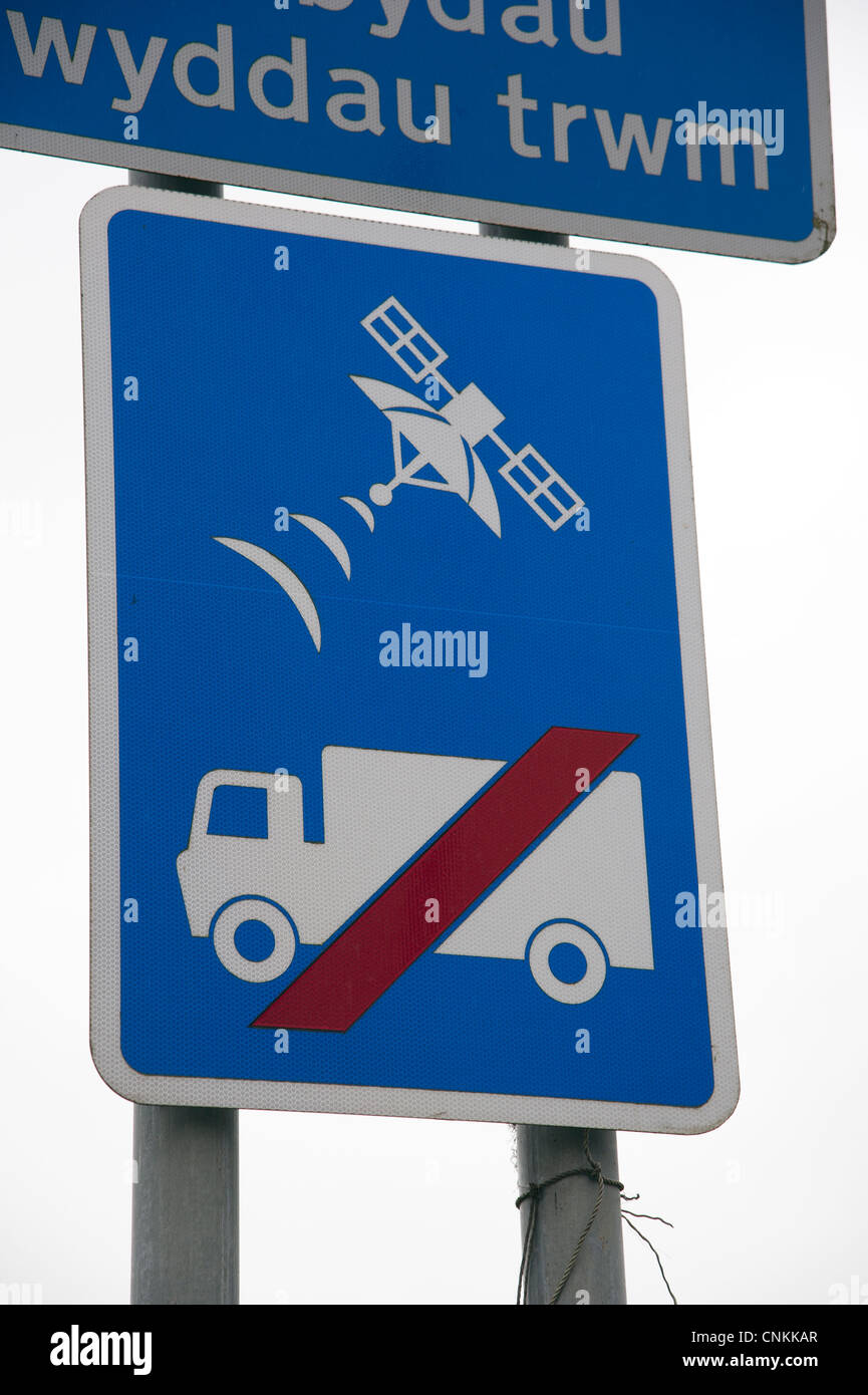 Sat Nav warning sign on road unsuitable for heavy goods vehicles Stock ...